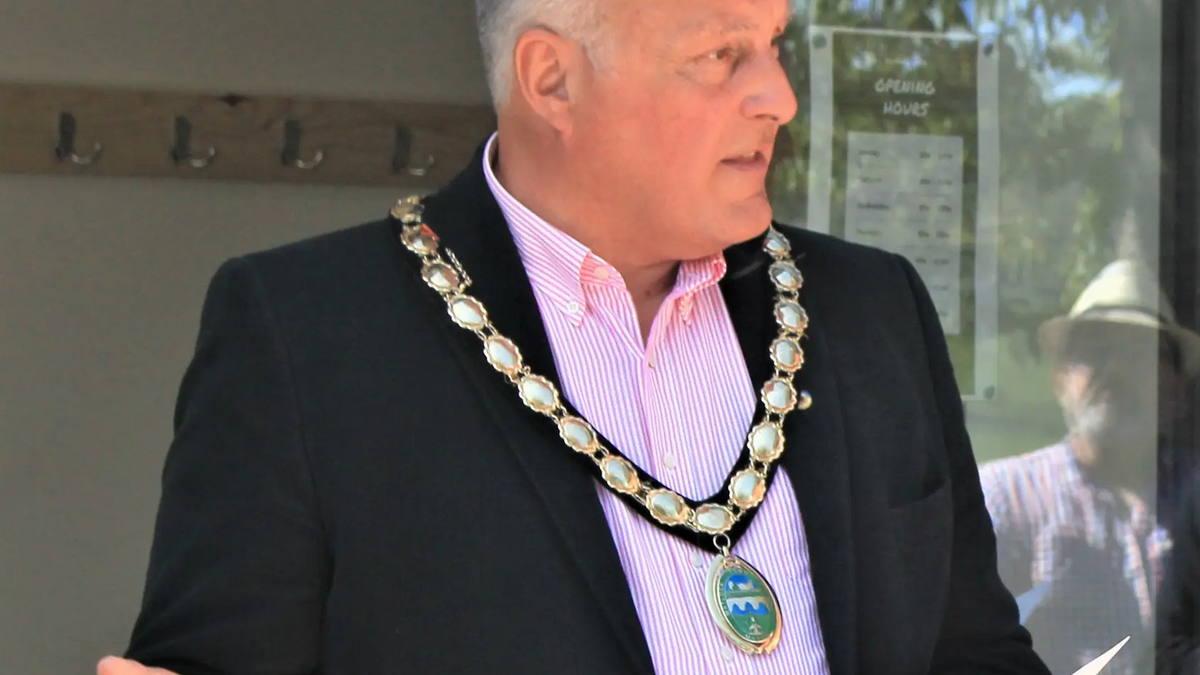 Lib Dem Mayor opens Farmers View Social Club on Hurst Farm Matlock ...